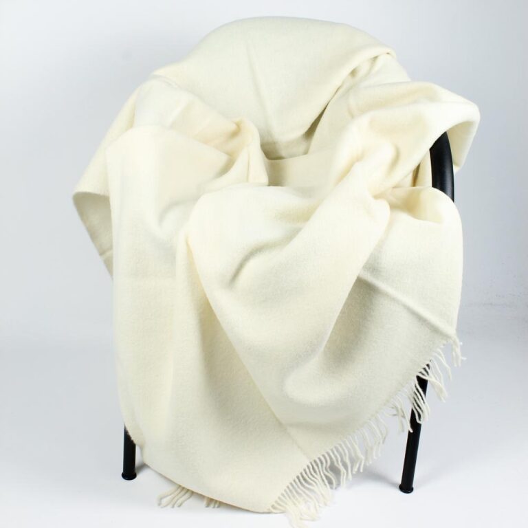 Plaid wit van kwalitatief Scandinavisch wol, ideaal voor op bed