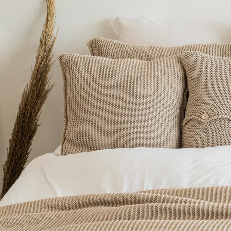 Kussen beige gebreid | 100% gerecycled materiaal | Merk: Mohya